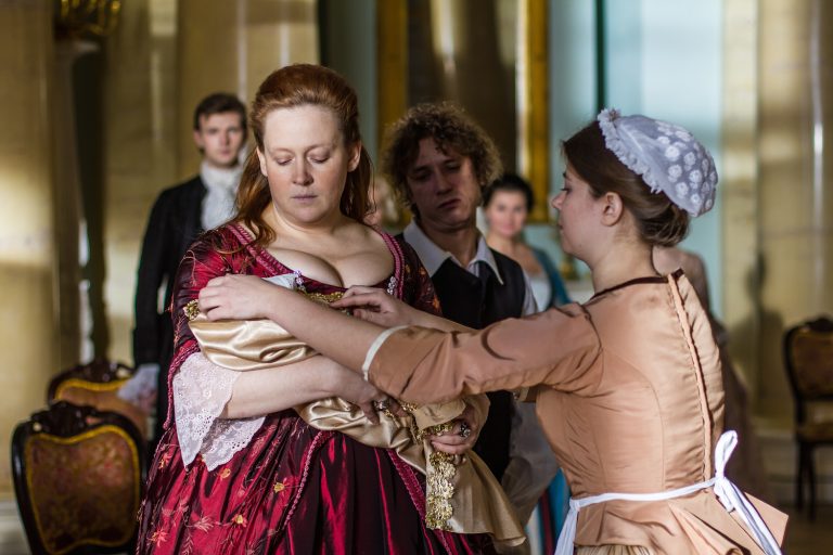 愛人300人…!?「王冠をかぶった娼婦」と呼ばれた女帝（ananweb）