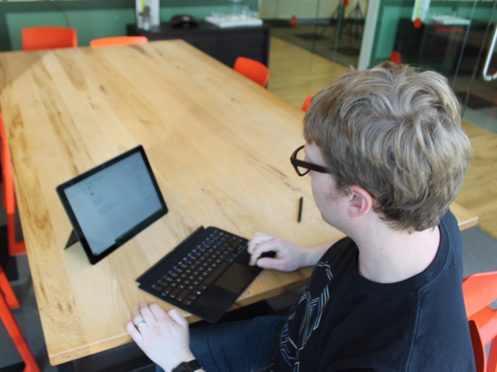 1000人以上が開発に協力した、クールな2in1型ノートPC（ビジネスインサイダージャパン）