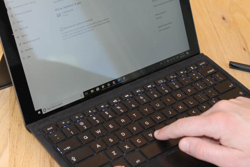 1000人以上が開発に協力した、クールな2in1型ノートPC（ビジネスインサイダージャパン）