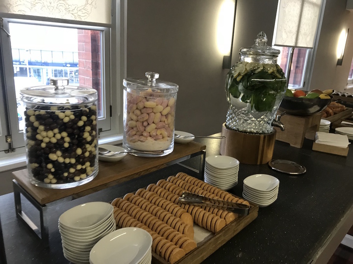 ユーロスターのビジネスラウンジを使ってみた ── バーにはオリジナルのジンも（ビジネスインサイダージャパン）