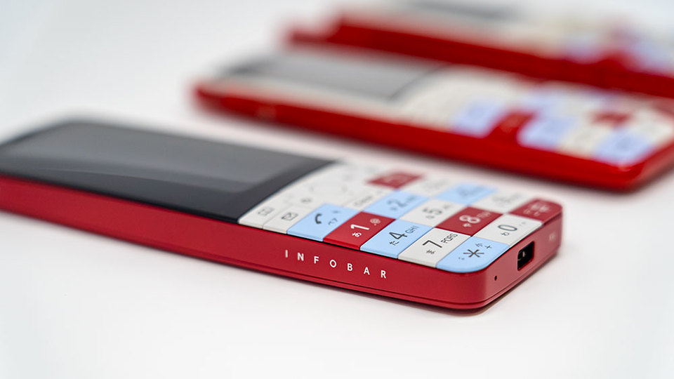 KDDIのデザイン携帯「INFOBAR」が2018年秋に復刻 ── スマホ以外で初めて＋メッセージに対応（ビジネスインサイダージャパン）