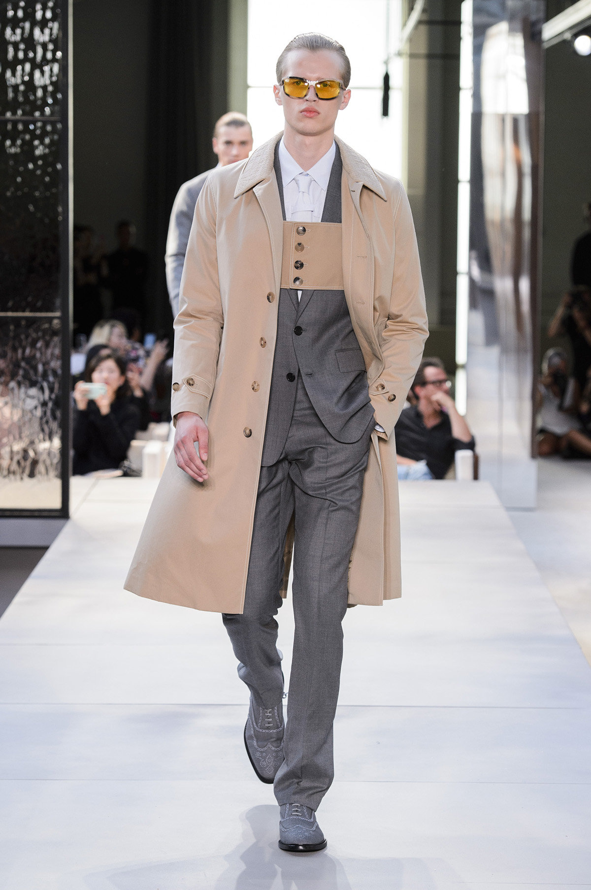 バーバリー、 リカルド・ティッシによる全ルックを公開！（Esquire（エスクァイア 日本版））