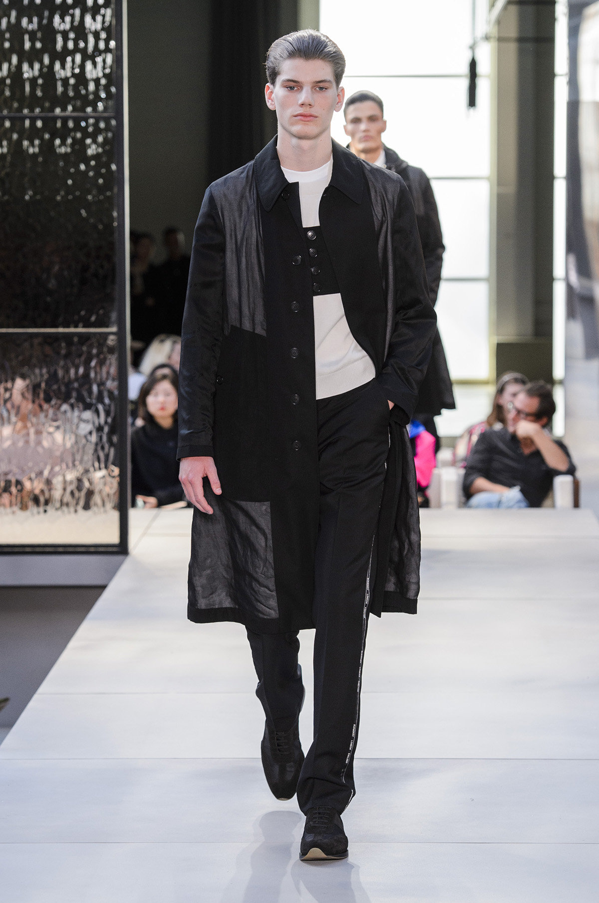 バーバリー、 リカルド・ティッシによる全ルックを公開！（Esquire（エスクァイア 日本版））