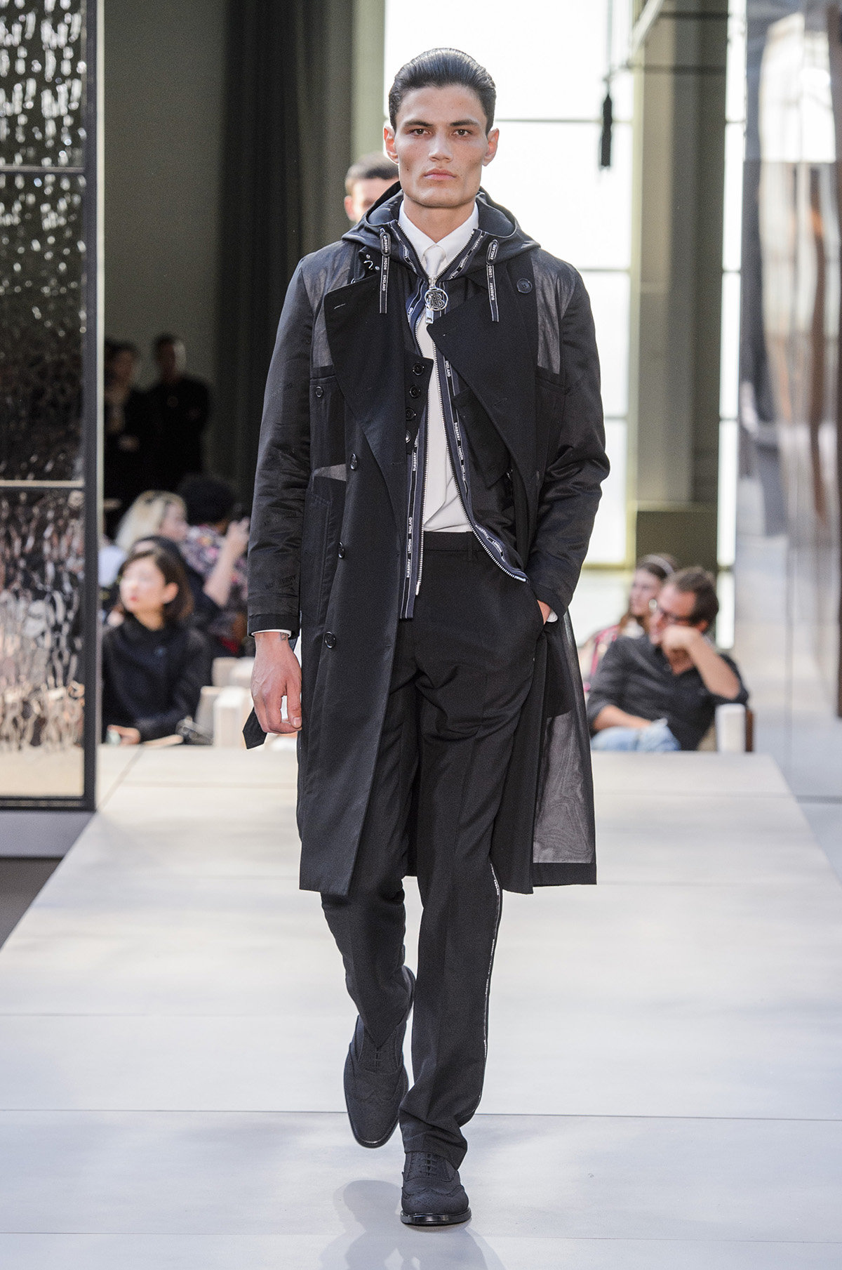 バーバリー、 リカルド・ティッシによる全ルックを公開！（Esquire（エスクァイア 日本版））