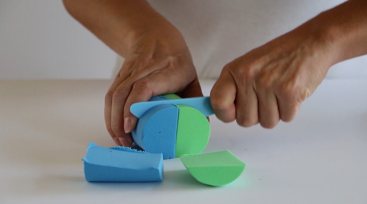 何度でも繰り返し遊べる新感覚粘土「MadMattr」（bouncy）