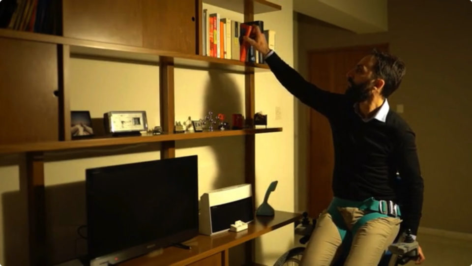 乗ったままシームレスに立てる電動車いす「Laddroller」（bouncy）