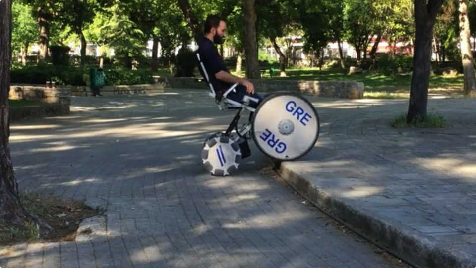 乗ったままシームレスに立てる電動車いす「Laddroller」（bouncy）