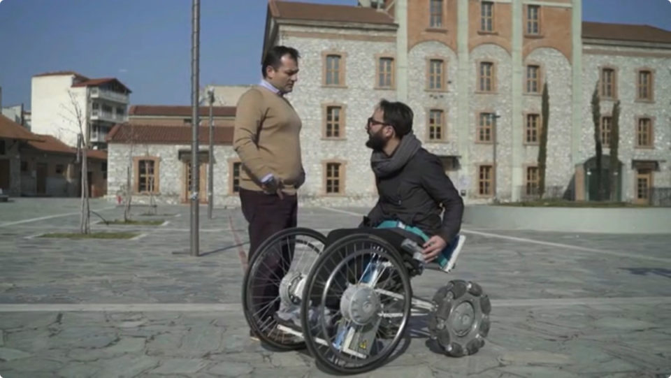 乗ったままシームレスに立てる電動車いす「Laddroller」（bouncy）