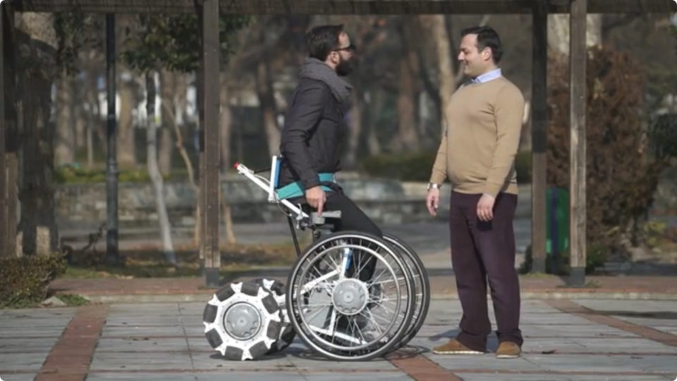 乗ったままシームレスに立てる電動車いす「Laddroller」（bouncy）