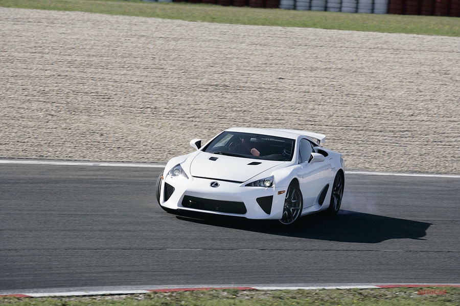 試乗 レクサスLFA、デビュー当時の評価は 価格に見合う魅力あった？ 回顧録（AUTOCAR JAPAN）