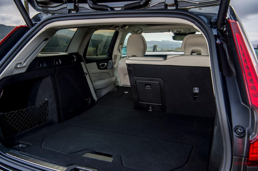 新型ボルボV60クロスカントリー 英国で試乗 才色兼備なステーションワゴン（AUTOCAR JAPAN）