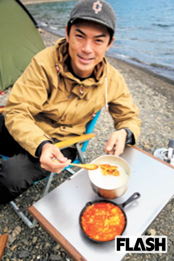 BBQ芸人の達人レシピで「豪快キャンプめし」あさりチーズカレー（SmartFLASH）