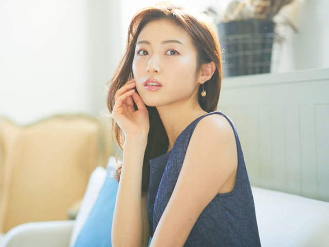 元バレエ少女が、大人の女性に変貌をとげて。艶っぽすぎる“現役女子大生”が魅せる脚線美（東京カレンダー）