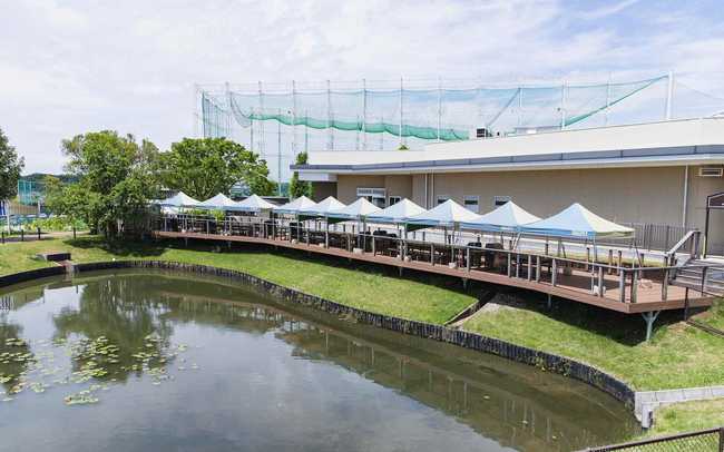 ファーマーズマーケットの食材でBBQ。たっぷりの緑とウッドデッキもおしゃれな「BBQPITあざみ野ガーデンズ」（OZmall（オズモール））