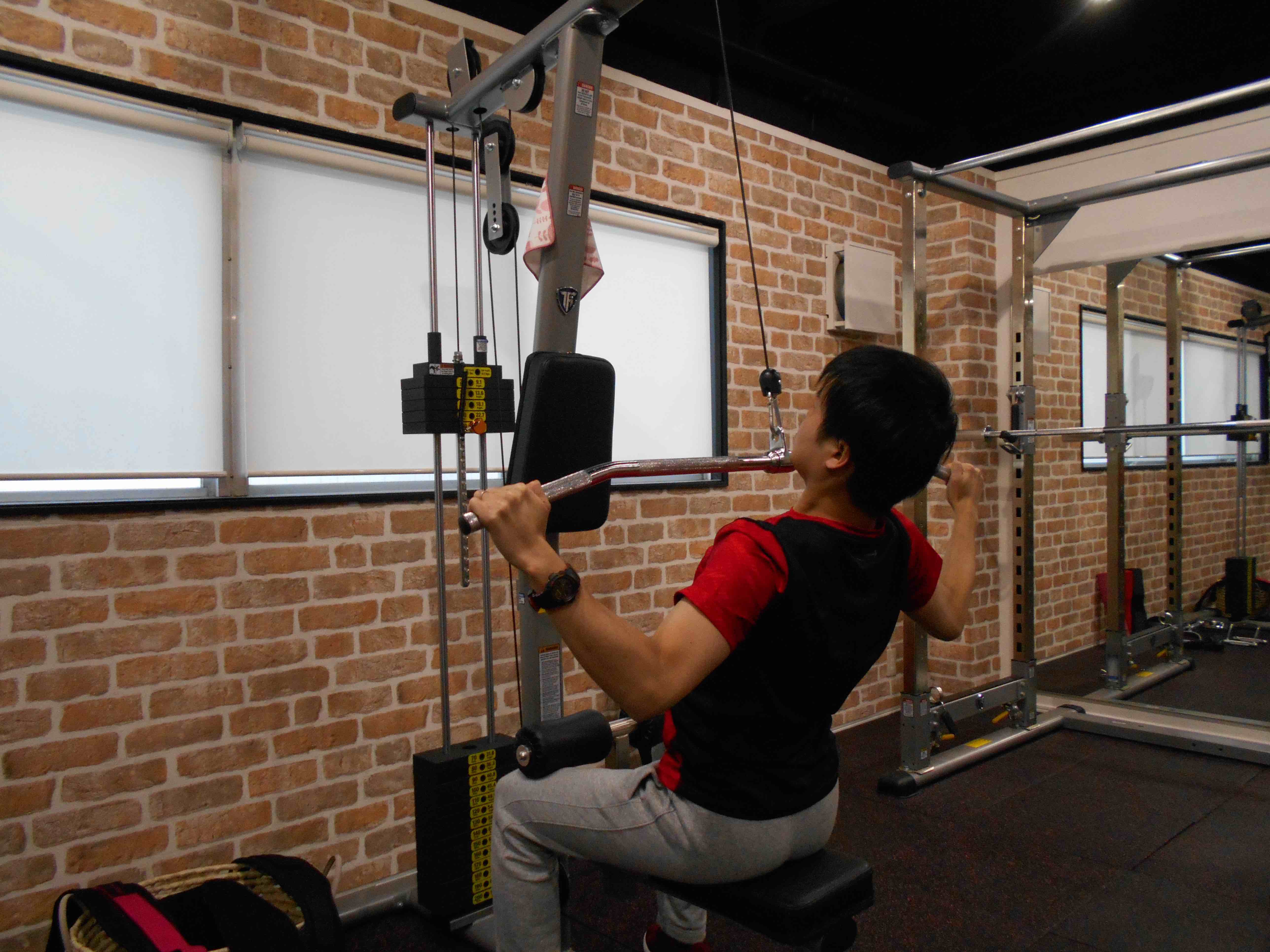 「開放運動連鎖（OKC）」と「閉鎖運動連鎖（CKC）」とは？筋トレ用語を解説（MELOS -メロス-）