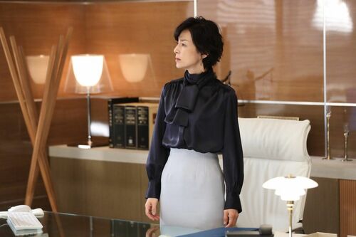 鈴木保奈美さんが『SUITS2』4話で着用した服とジュエリーをチェック！（PreciousNews）