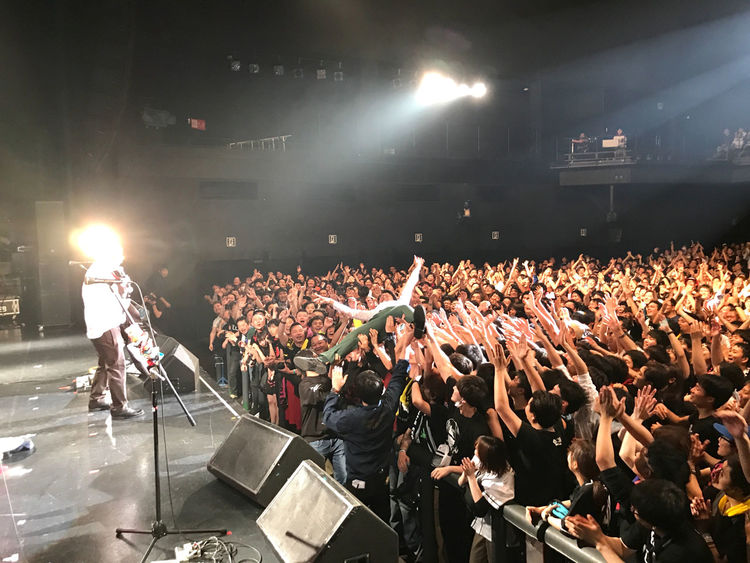 ミキ、ダイブに挑戦！BiSHやサンボに大興奮「Quick Japan 創刊25周年LIVE」（お笑いナタリー）