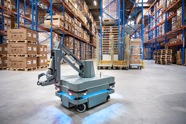 台車を自動で回収・牽引する自律型モバイルロボット(AMR)「MiR250 Hook」発売 内部輸送の自動化を促進（ロボスタ）