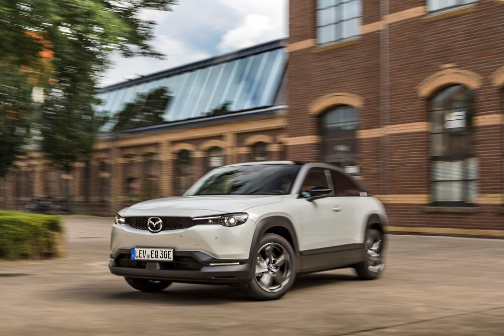 マツダ新型EV・SUV「MX-30」欧州発売開始！国内発売はいつ？航続距離200kmで大丈夫か？（MOBY（モビー））