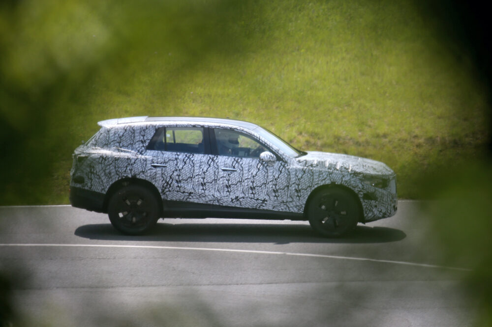 次期新型メルセデス・ベンツ GLCをスクープ！プロトタイプは巨大化、3列7人乗りも？（MOBY（モビー））