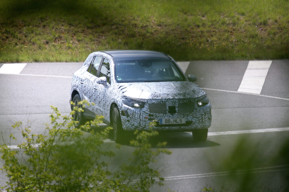 次期新型メルセデス・ベンツ GLCをスクープ！プロトタイプは巨大化、3列7人乗りも？（MOBY（モビー））