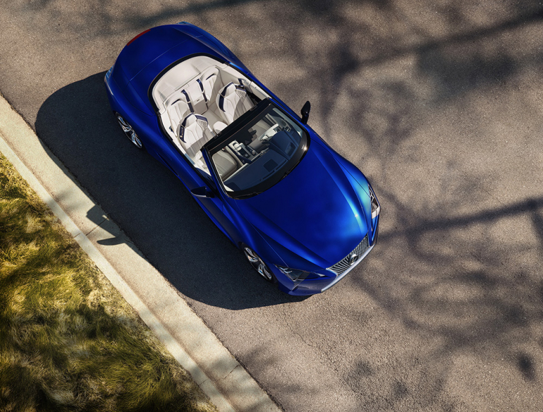 5.0ℓ V8エンジンと10速ATの組み合わせでリニアな加速を堪能。レクサス「LC500」コンバーチブルモデル（＠DIME）