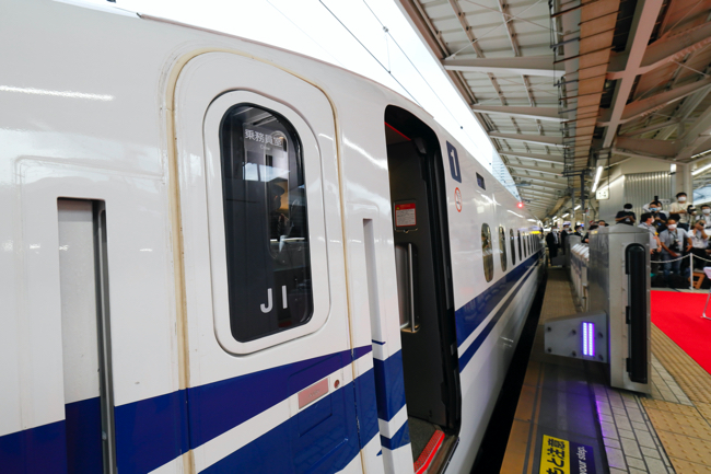 ついに東海道新幹線の新車両「N700S」がデビュー、感動の出発式に密着（＠DIME）