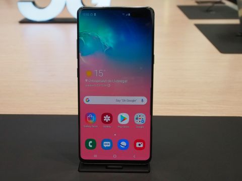 サムスン「Galaxy S10＋」の自撮りはセルフィー棒いらず（アスキー）