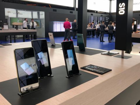 サムスン「Galaxy S10＋」の自撮りはセルフィー棒いらず（アスキー）