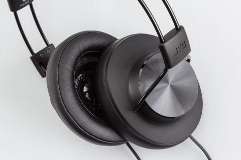 手頃なヘッドフォンなら、この冬はJVC「HA-SD7」（アスキー）