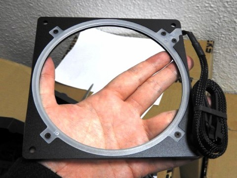 その手があったか！ 手持ちファンをRGB LED化するフレームが登場（アスキー）