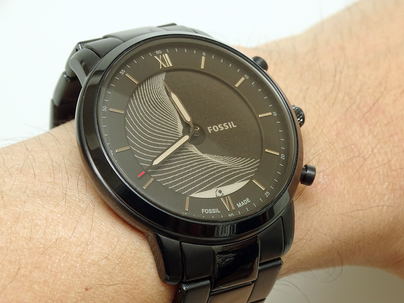 E Inkの美しさが冴えるアナログ針スマートウォッチ「FOSSIL NEUTRA」（アスキー）