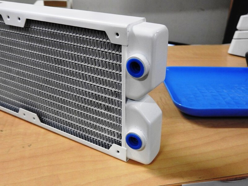 お買い得価格の白色ラジエーター4モデルがBarrowから発売（アスキー）