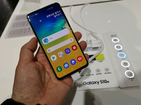 韓国のサムスン旗艦店はGalaxy S10シリーズの実機もアクセサリーも一杯！（アスキー）