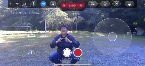 iPhoneケースに装着できるドローン「SELFLY」のスパイ感がたまらない！（アスキー）